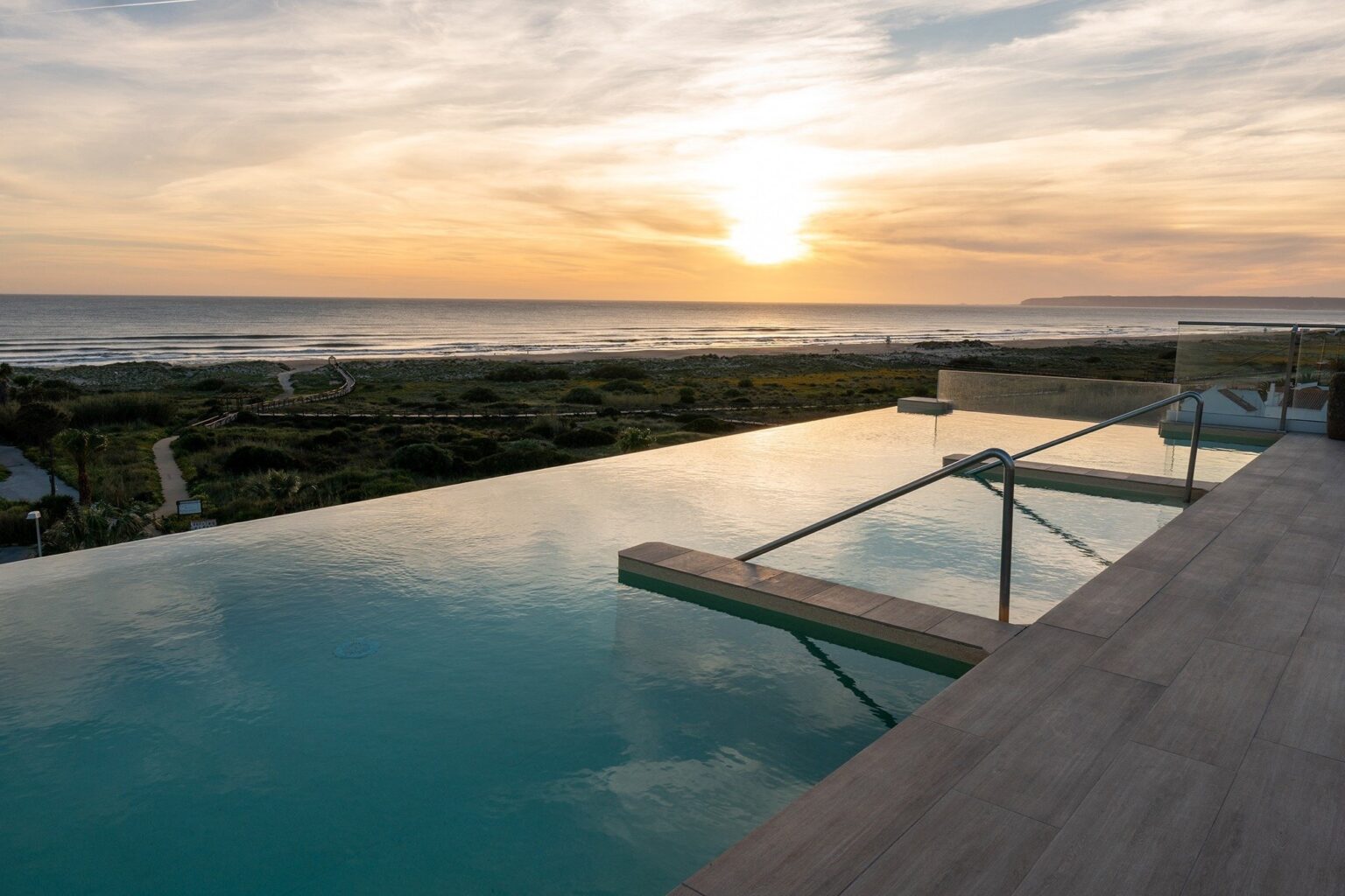 Piscinas con borde infinito: elegancia sin límites – Pool Glass Costa Rica